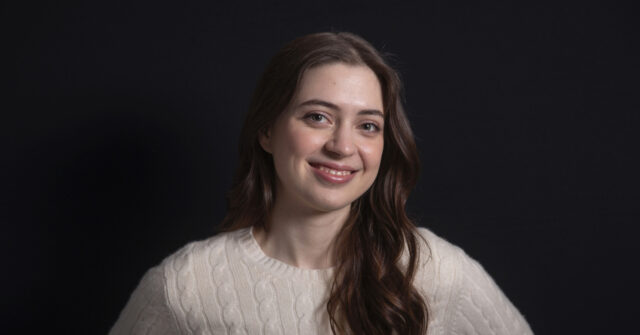 Singer-songwriter Lizzy McAlpine makes her Broadway debut, coming at a ...
