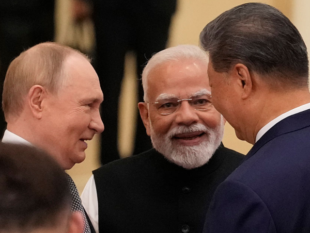 Indian PM Narendra Modi Embraces Xi Jinping and Vladimir Putin at Shanghai Cooperation ...