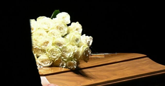 Versace leads crowds bidding farewell to Giorgio Armani - Breitbart