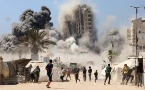 Israel bombs Gaza high-rise apartment building in escalated offensive ...