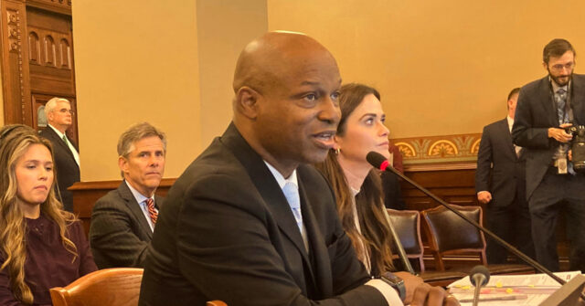 County judge in Chicago area bars ICE from arresting people at court - Breitbart