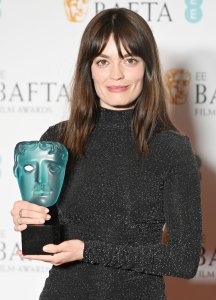 Emma Mackey, Jamie Lee Curtis deal with family in new 'Ella McCay ...