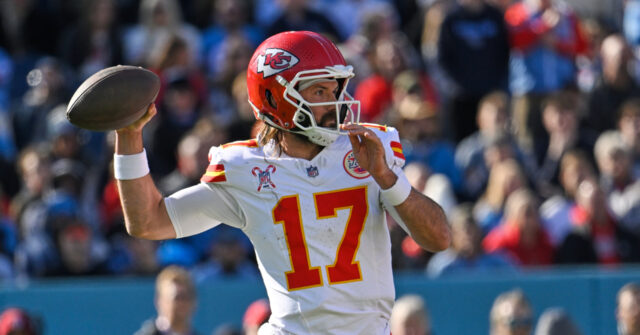 Chiefs QB Minshew knocked out of game by Titans with injured knee ...