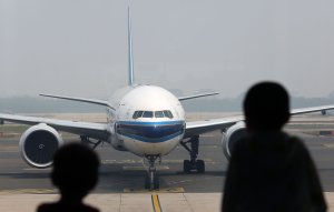 Pilot: Unruly passenger bites fellow flyer on American Airlines flight ...